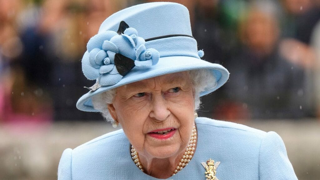 ¿Lo sabias? La reina Isabel tiene una empleada que camina con sus ...