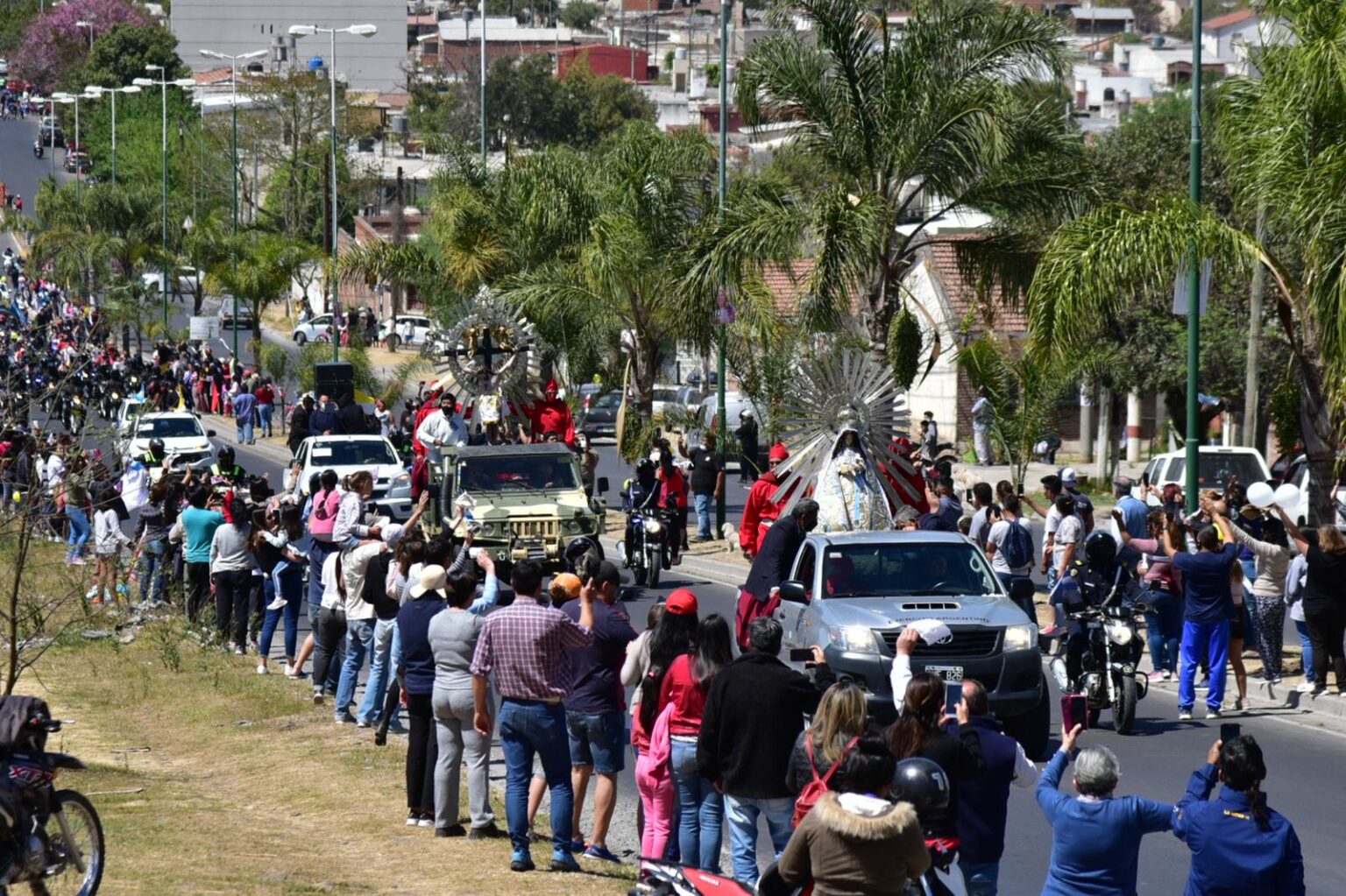 Milagro en Salta: los patronos recorrieron la ciudad de Salta - Salta 4400